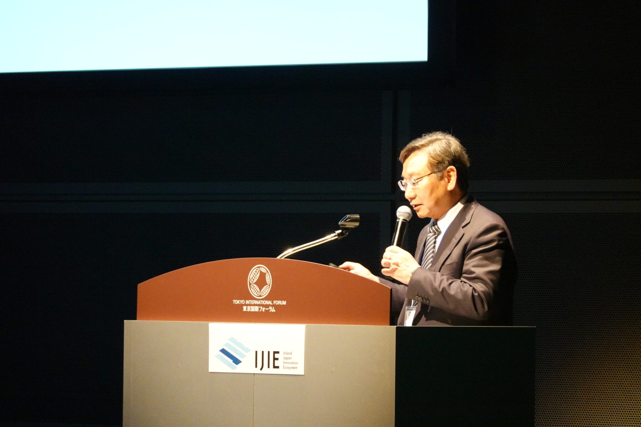 IJIEキックオフシンポジウムを開催しました - 甲信・北関東5県の大学・自治体・民間企業等合計72機関によるプラットフォーム